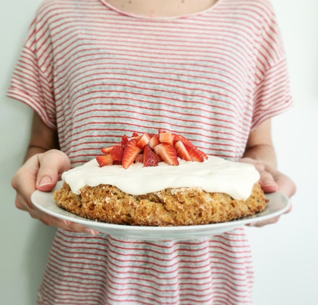 TUC-kage med frisk frugt og creme – Momsemad.dk